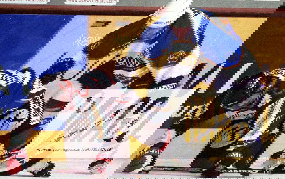 Michael Heichele (li., Augsburg) am Boden gegen Johan Rosen (Barons ...