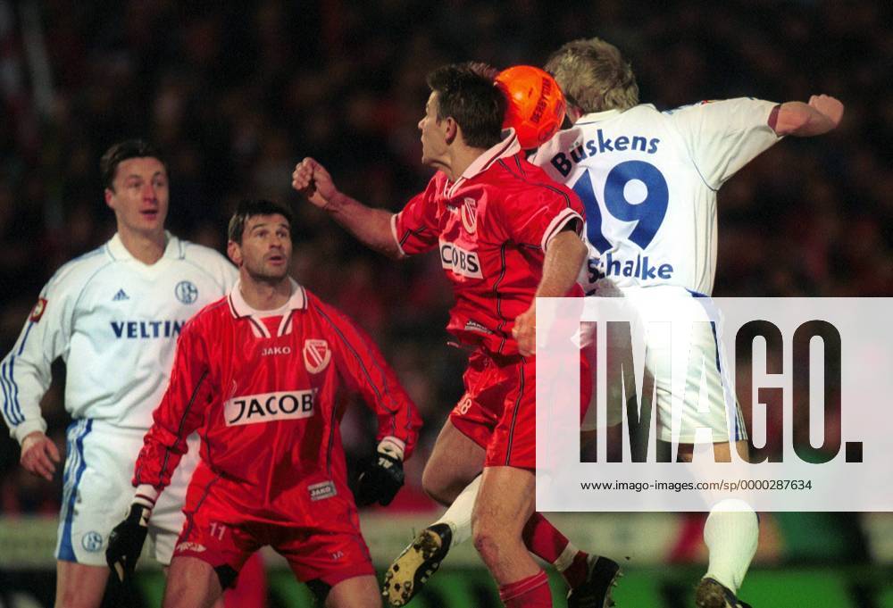 V. re.: Michael Büskens (Schalke) im Kopfballduell mit Andrzej ...