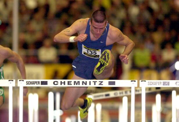 Falk Balzer beim Überqueren der Hürde Leichtathletik Herren ...