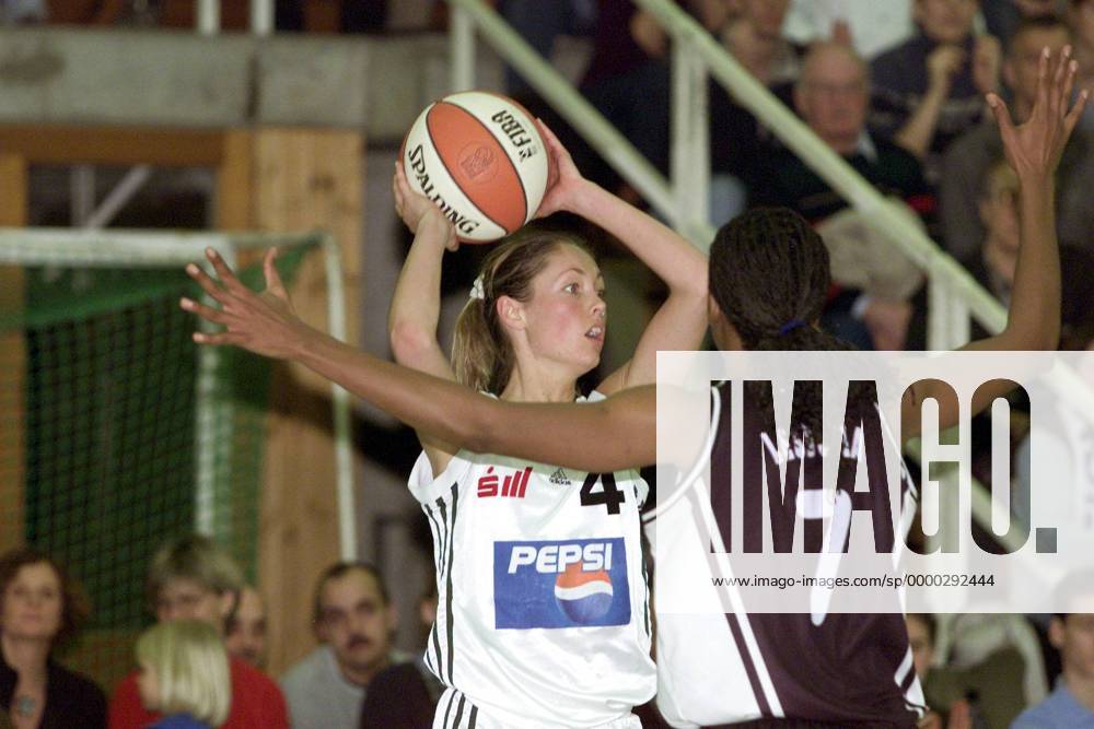 Pernille Dalgaard-Jensen (li., Freiburg) im Duell mit Nathalie Lesdema ...