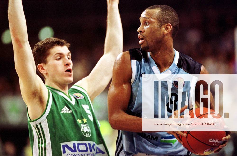 Derrick Phelps (ALBA, re.) mit Ball gegen Giorgios Kalaitzis ...