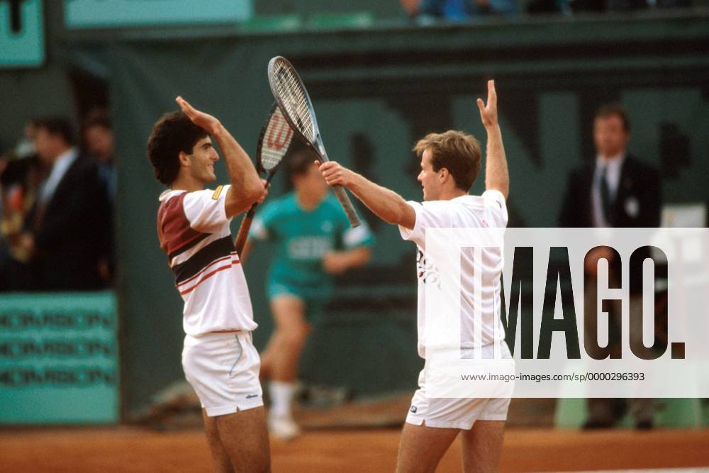 Jim Grabb (li.) und Patrick McEnroe (beide USA) fallen sich jubelnd in ...