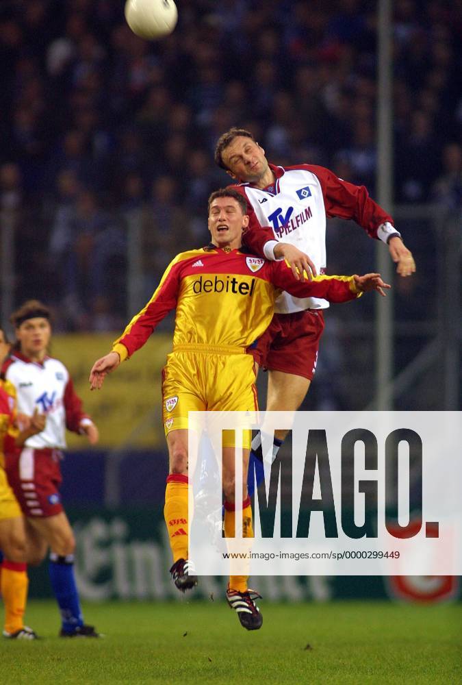 Andrej Panadic (re., HSV) im Kopfballduell mit Sean Dundee (Stuttgart ...