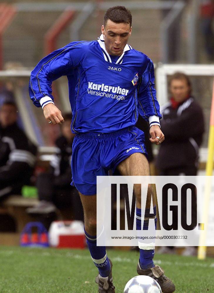 Michael Zepek (KSC) am Ball Fußball Herren Regionalliga Süd 2000 2001 ...