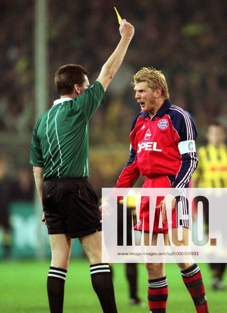 Stefan Effenberg (Bayern, re.) wütend nach der gelben Karte von ...