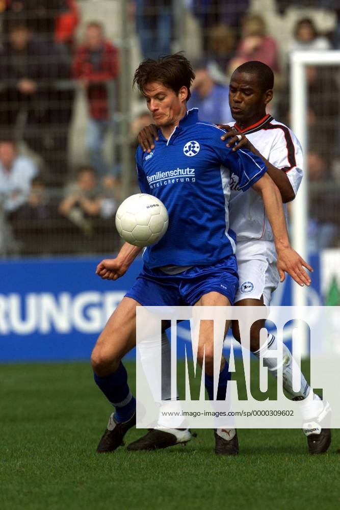 Alexander Blessin (li., Stuttgarter Kickers) im Zweikampf mit Marcio ...