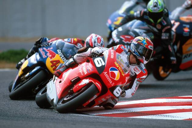 Norick Abe auf seiner Yamaha führt das Feld an Motorsport WM Herren ...