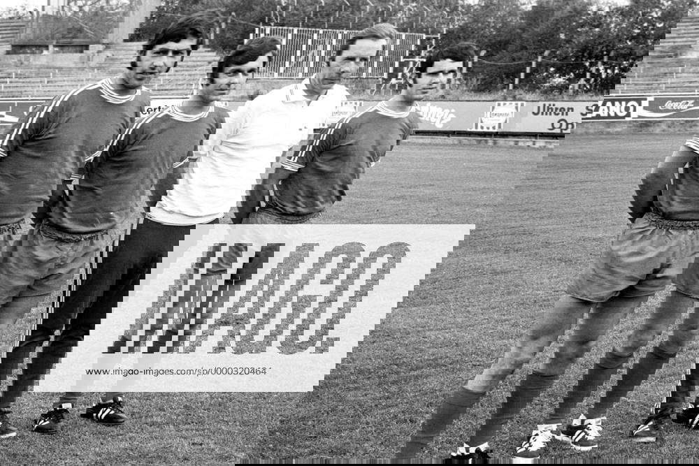 Trainer Dietrich Weise (2. v. re.) mit den Neuzugängen, v. li.: Heinz-Jürgen Henkes, Hermann Bitz