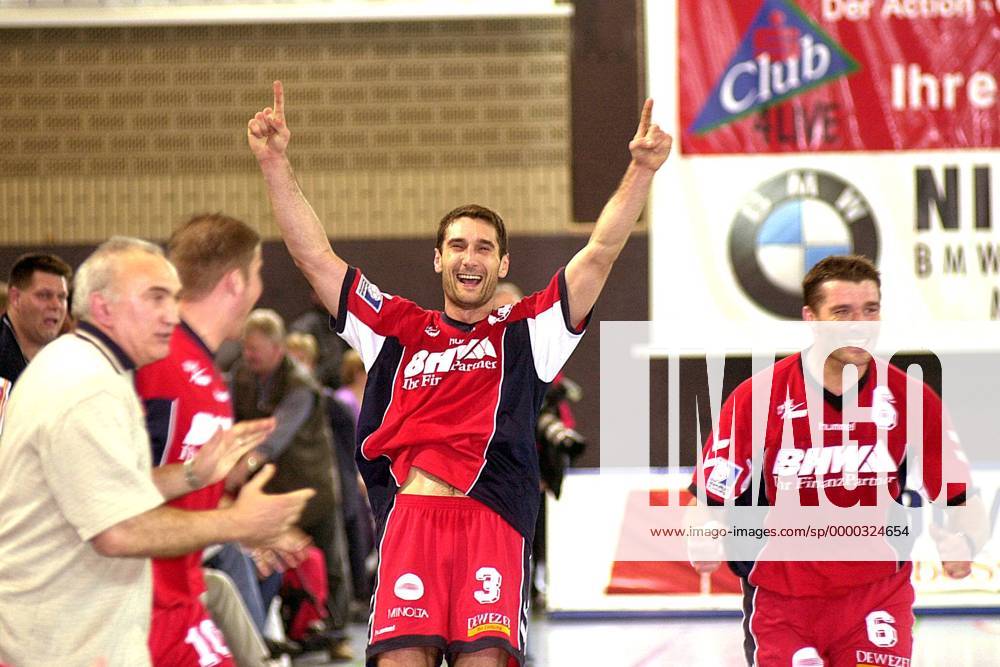 Jovan Kovacevic jubelt mit Stein Olaf Sando Handball 1. BL Herren ...