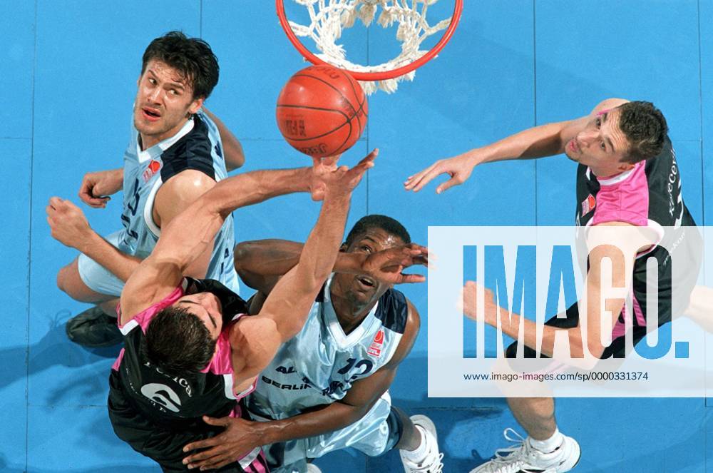 Igor Perica (2. v. li.) und Sinisa Kelecevic (re., beide Bonn) im ...