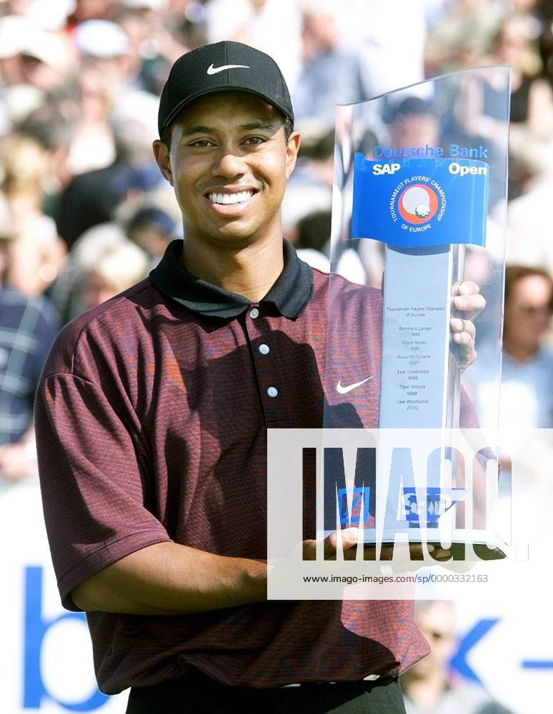 Eldrick Tiger Woods (USA) präsentiert stolz die Trophäe Golf Herren ...