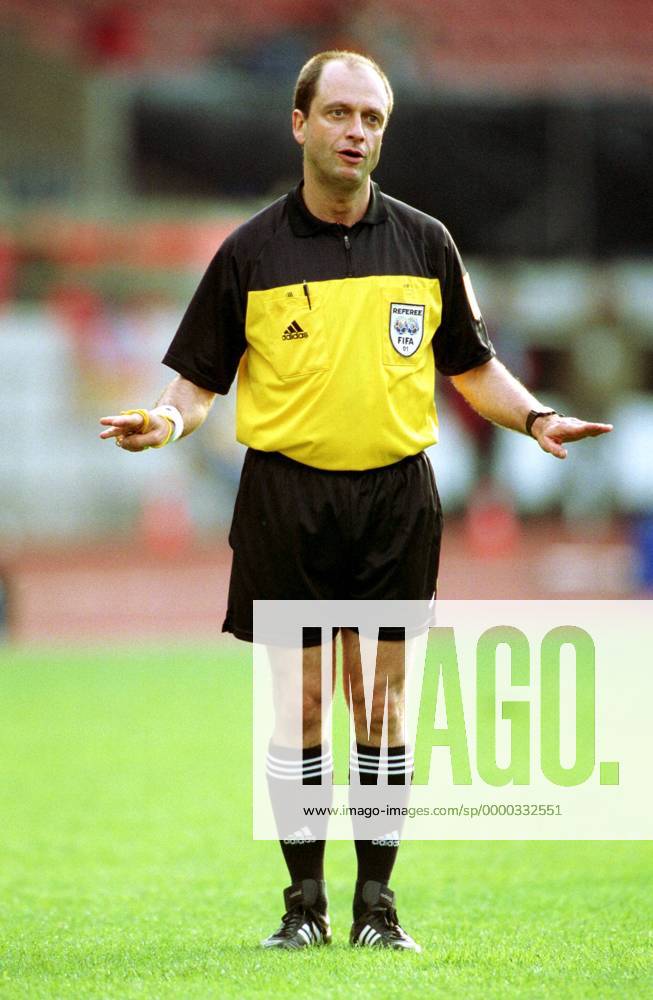 FIFA-Schiedsrichter Claude Colombo gibt Anweisungen Fußball Länderspiel ...