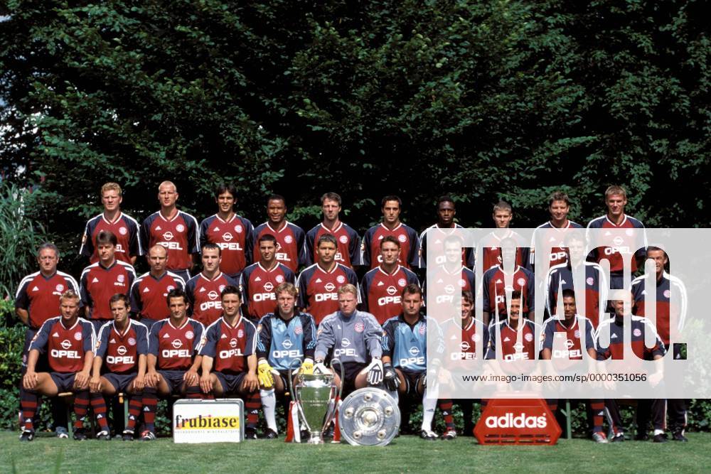 Mannschaftsbild FC Bayern München 2001 2002, hinten v. li.: Effenberg ...