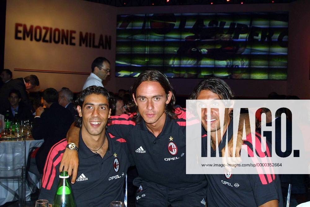 Filippo Inzaghi (Mitte), Manuel Rui Costa (li.) und Paolo Maldini bei ...