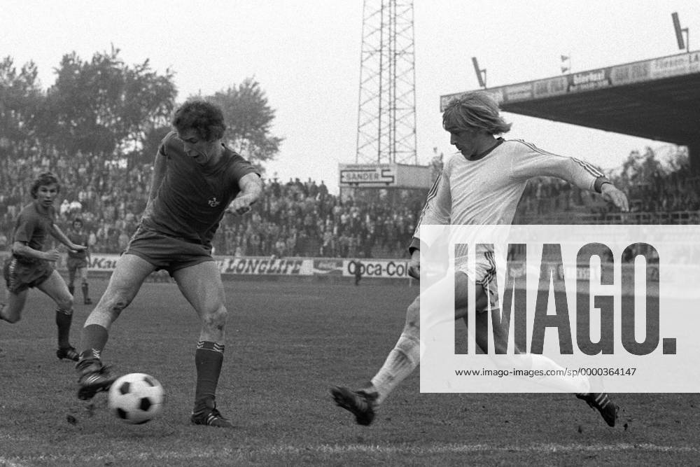 Klaus Toppmöller (Lautern, li.) im Duell mit Hans Weiner (Hertha ...