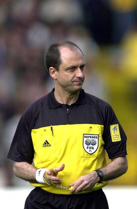 FIFA-Schiedsrichter Claude Colombo gibt Anweisungen Fußball Länderspiel ...