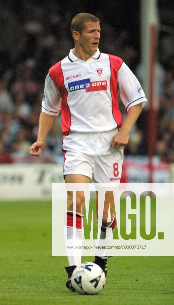 Chris Swailes am Ball Fußball Herren English First Division 2001 2002 ...