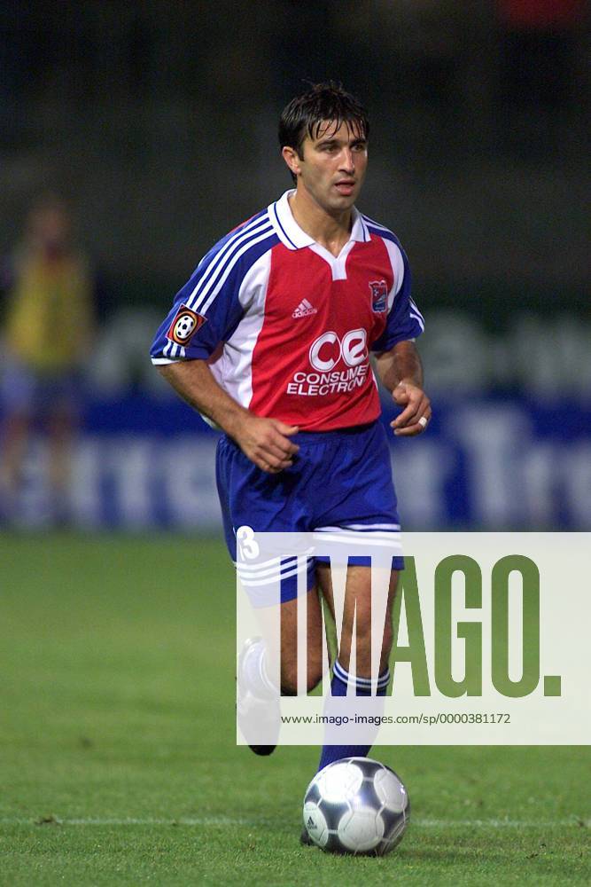 Dzoni Novak (Haching) am Ball Fußball 2. BL Herren Saison 2001 2002 ...