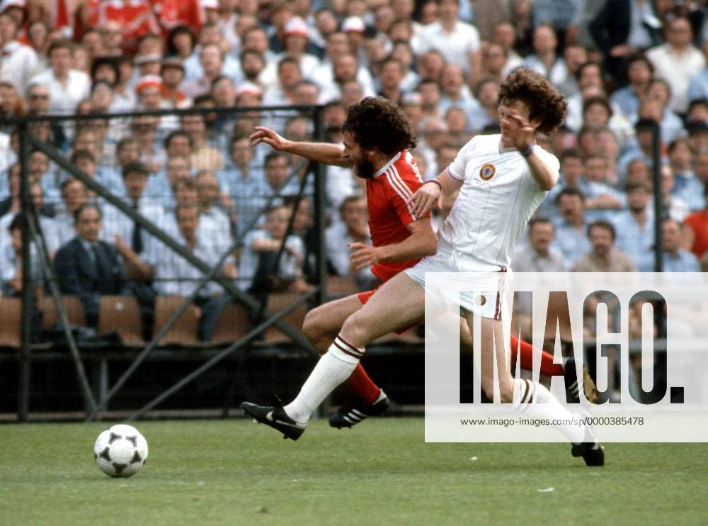 Peter Withe im Duell mit Paul Breitner Fußball EC 1 Herren Europapokal ...