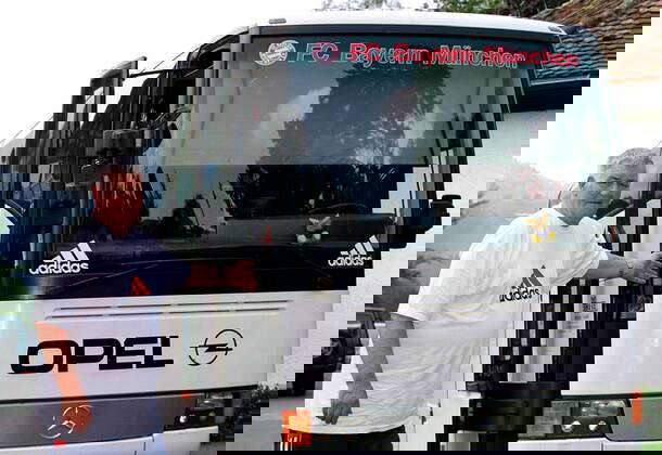 Busfahrer Rudi Egerer vor dem Bayern Bus Fußball 1. BL Herren Saison 1999 2000, FC Bayern München