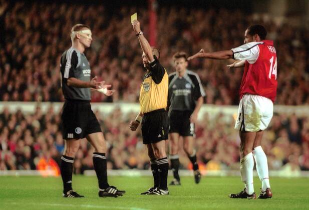 FIFA-Schiedsrichter Claude Colombo gibt Anweisungen Fußball Länderspiel ...