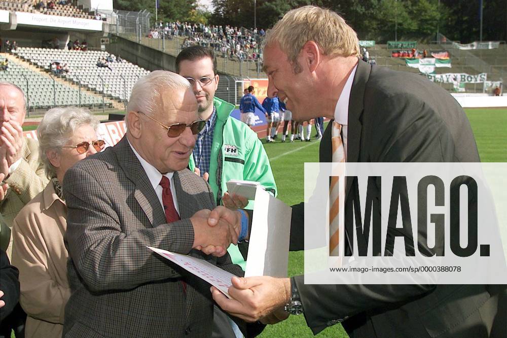 Präsident Peter Fischer (re.) überreicht Eintracht-Legende Alfred Pfaff ...