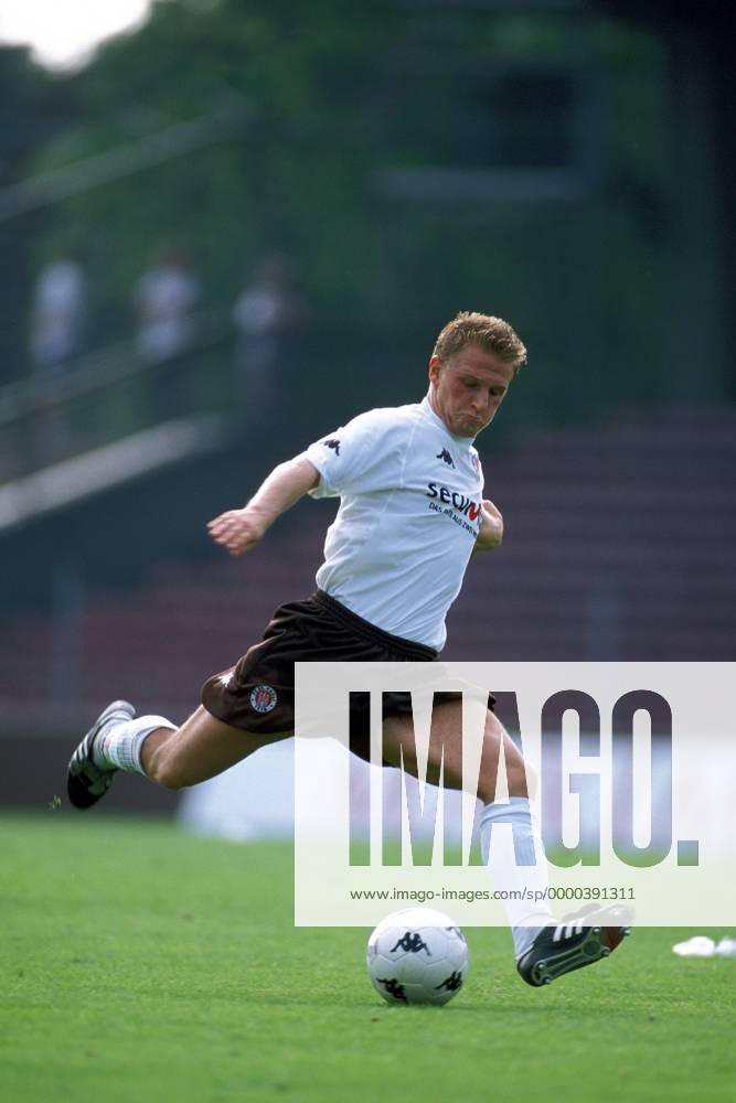 Daniel Sager zieht ab Fußball Herren DFB-Pokal 2001 2002, FC St. Pauli ...