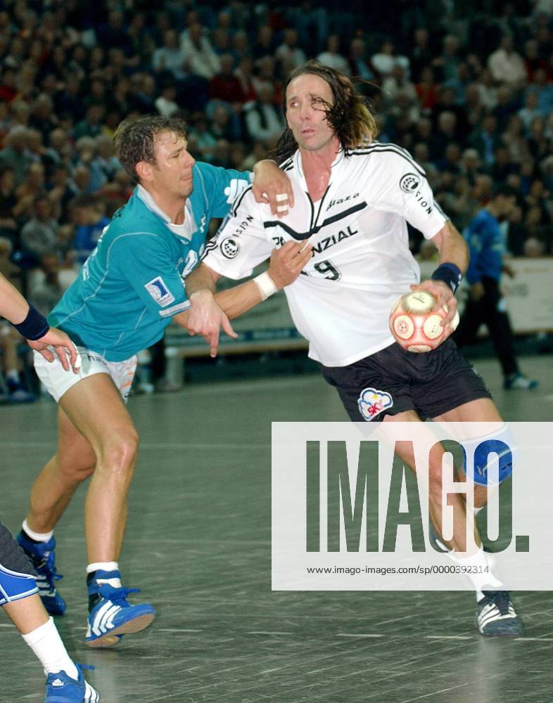 Staffan Olsson (Kiel, re.) am Ball gegen Marc Nagel (FA Göppingen ...