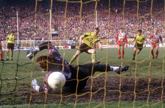 Michael Zorc verwandelt einen Elfmeter gegen Torwart Gerald Ehrmann ...