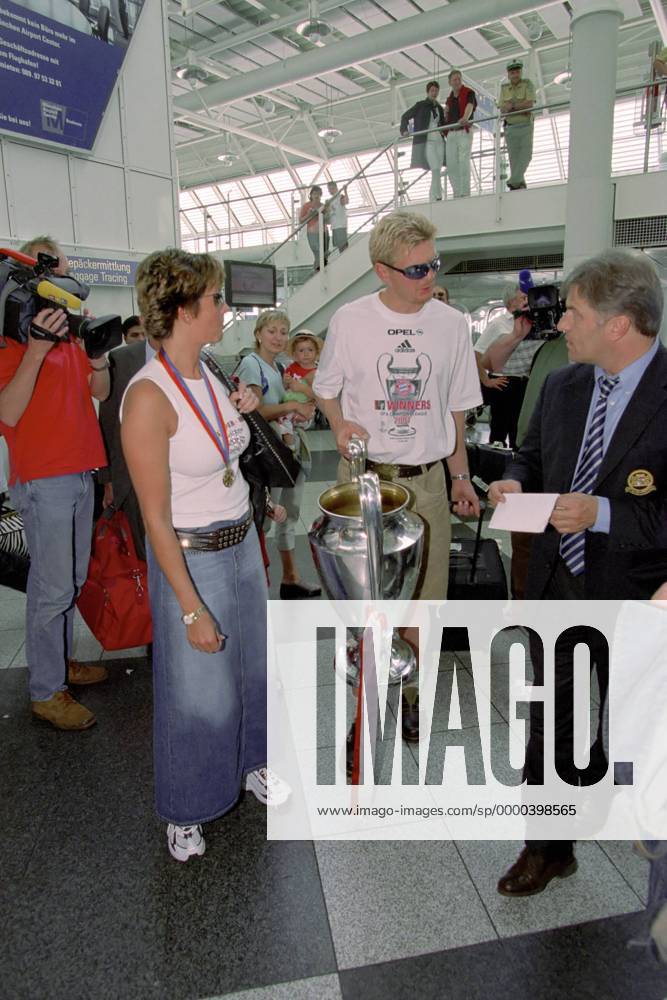 Martina und Stefan Effenberg mit Pokal, re. Pressechef Markus Hörwick ...