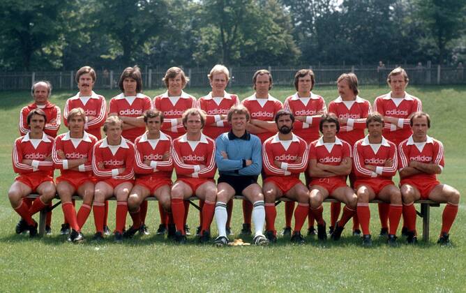 Mannschaftsbild FC Bayern München 2001 2002, hinten v. li.: Effenberg ...