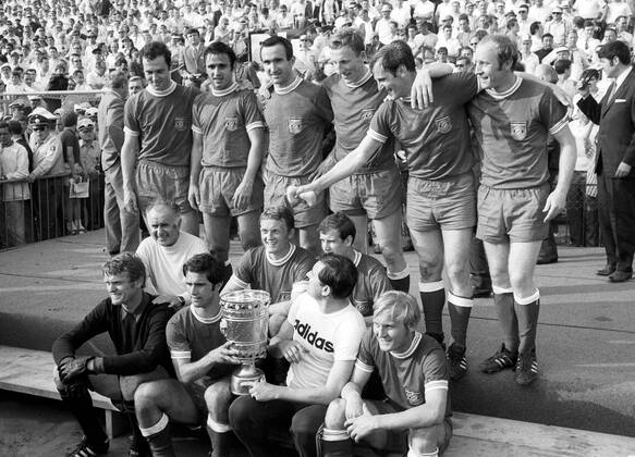 Pokalsieger FC Bayern München 1969, hinten v. li.: Franz Beckenbauer ...
