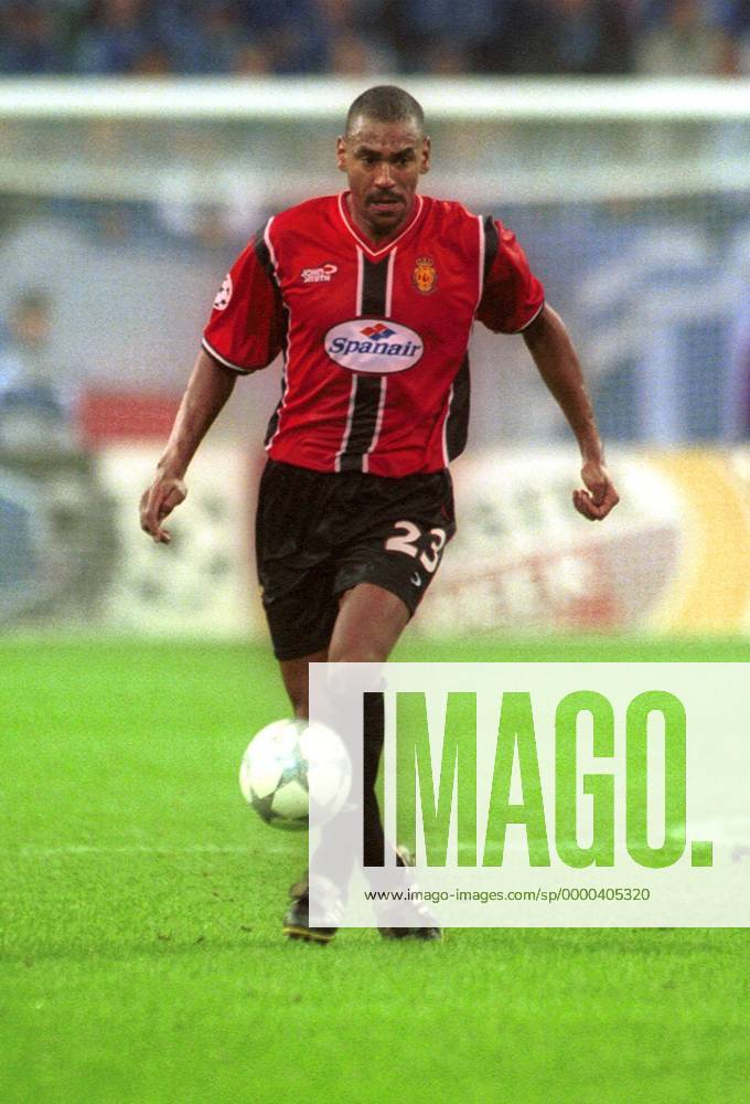 Vicente Engonga (RCD Mallorca) am Ball Fußball EC 1 Herren Champions ...