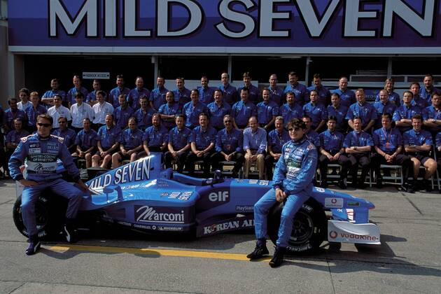 Das Benetton-Team verabschiedet sich aus der Formel 1, vorn Jenson ...