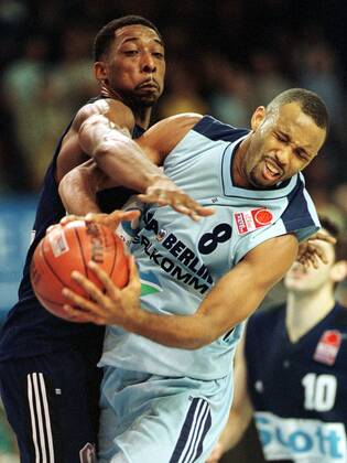 Derrick Phelps (ALBA, re.) am Ball gegen Clint Coris Harrison (Köln ...