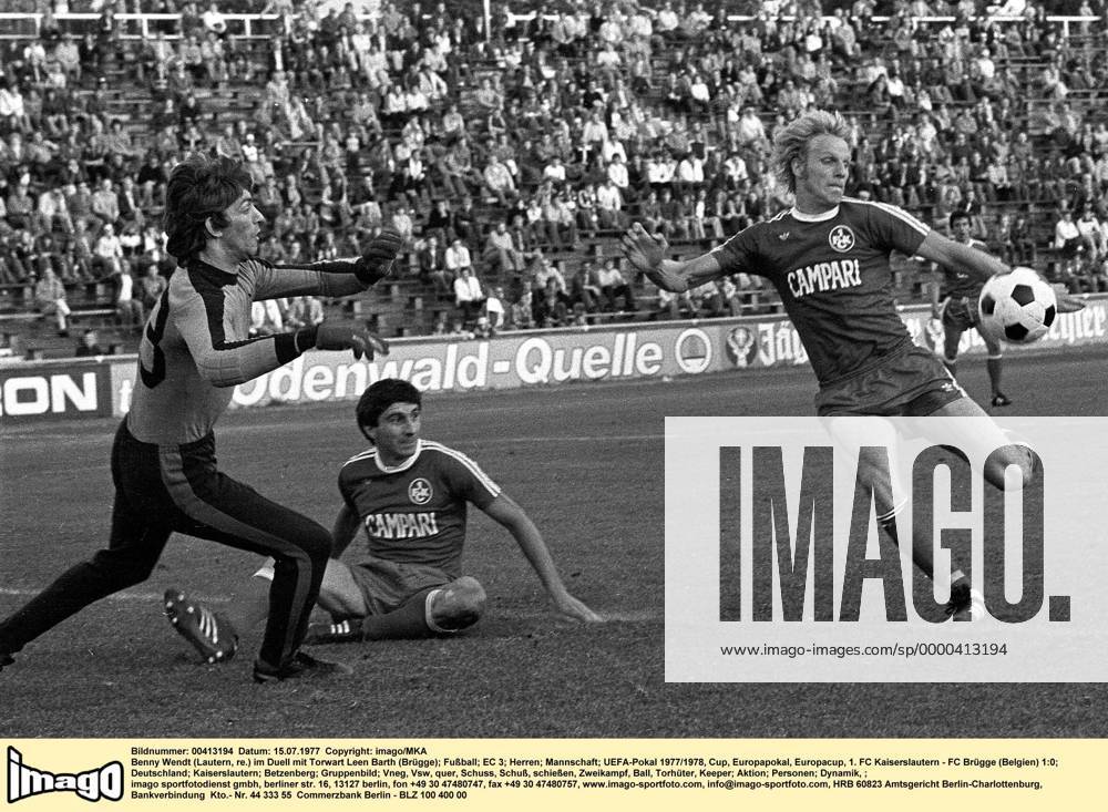 Benny Wendt (Lautern, re.) im Duell mit Torwart Leen Barth (Brügge ...