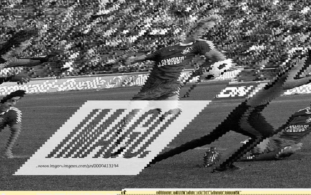 Benny Wendt (Lautern, re.) im Duell mit Torwart Leen Barth (Brügge ...