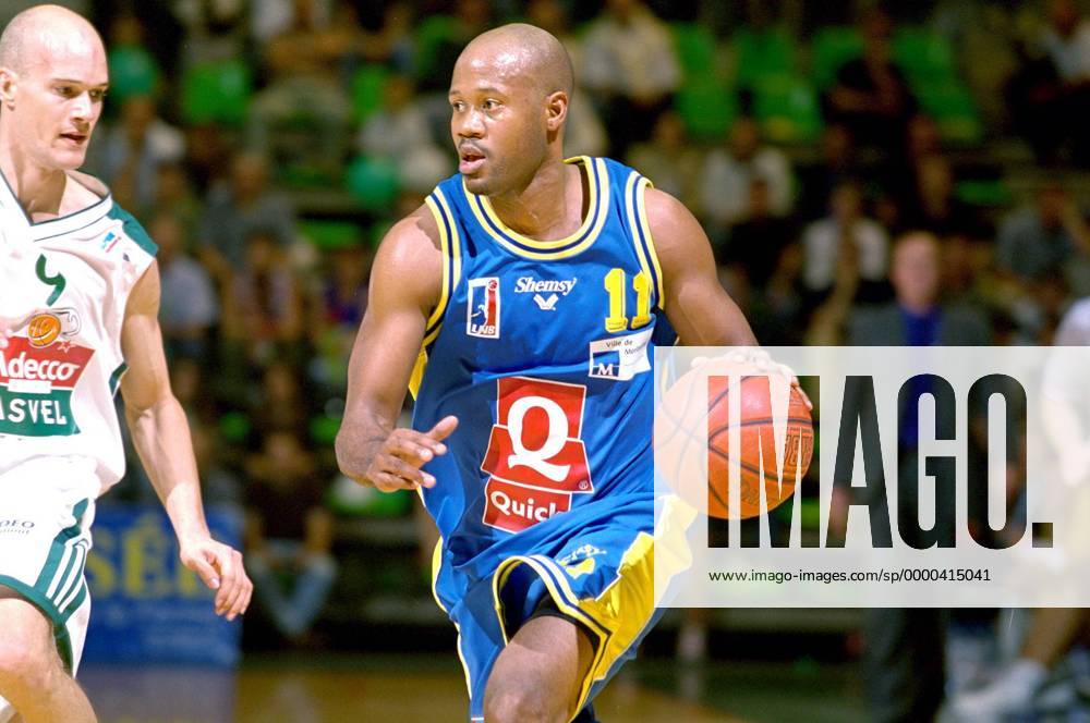 James Scott im Duell mit Harold Mrazek Basketball Herren PRO A Ligue ...