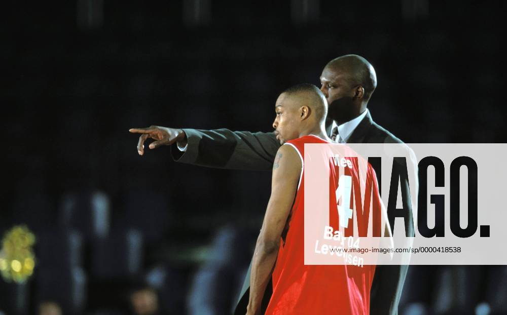 Trainer Kevin Oldham mit Darnell Mee Basketball 1. BL Herren BBL ...