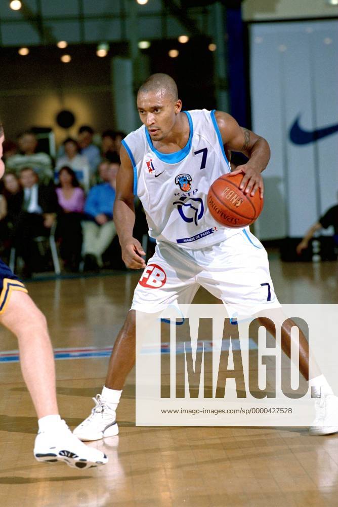 Eric Micoud (Paris) am Ball Basketball Herren Pro Ligue A 2001 2002, 1 ...