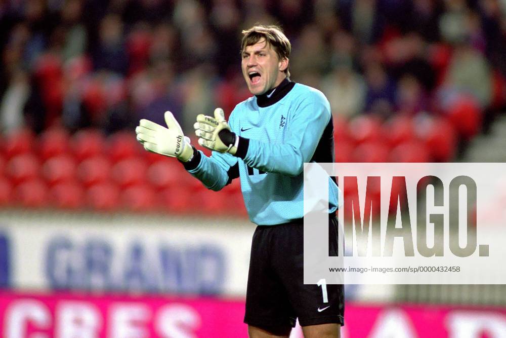 Torwart Stefan Klos (Rangers) treibt seine Mannschaft an Fußball EC 3 ...