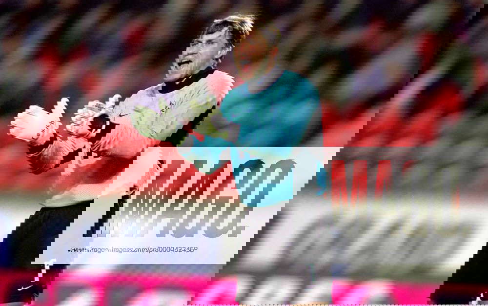 Torwart Stefan Klos (Rangers) treibt seine Mannschaft an Fußball EC 3 ...