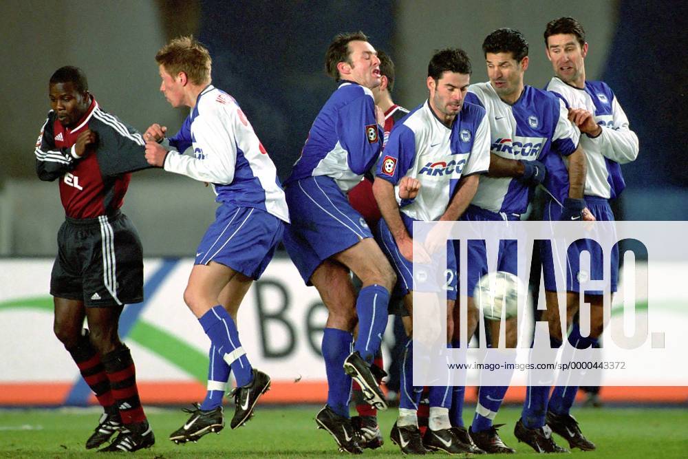Freistoßmauer Hertha, v.re.: Michael Preetz, Ali Daei, René Tretschok ...