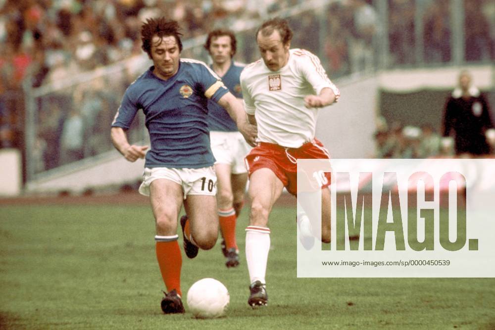 Jovan Acimovic im Duell mit Robert Gadocha Fußball WM Herren ...