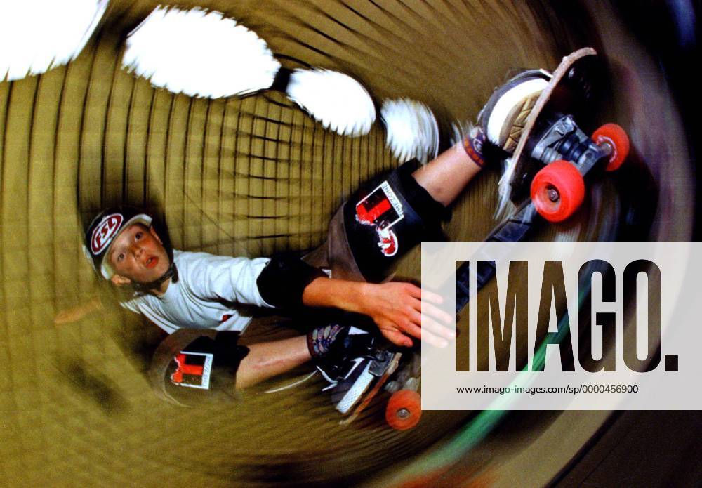 Snakeboarder in der Halfpipe Snakeboarding Herren Snakeboard 1999 ...