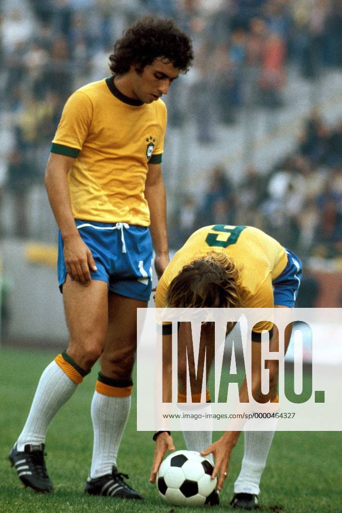 Nelinho (li.) und Francisco Marinho (beide Brasilien) - Freistoß ...