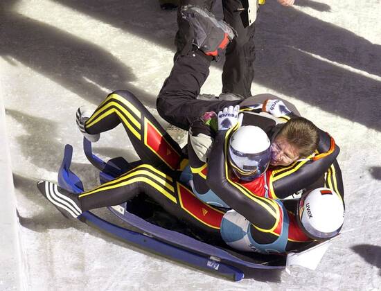 Patric-Fritz Leitner und Alexander Resch freuen sich zusammen mit einem ...