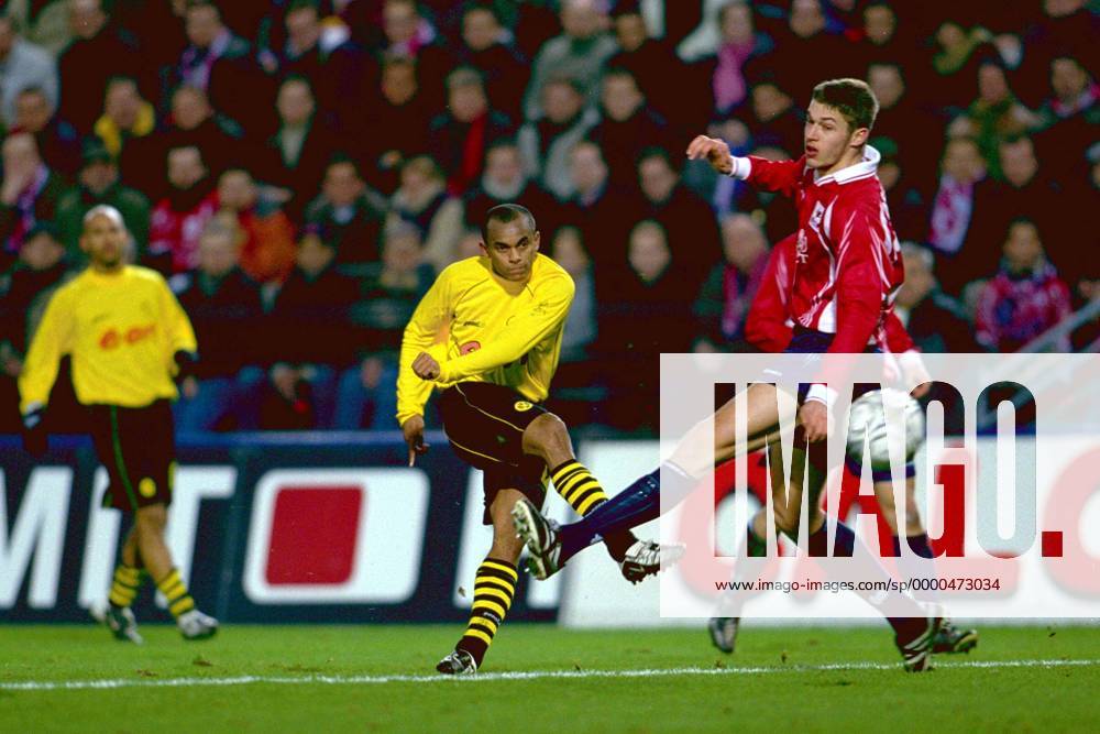 Ewerthon (li., BVB) zieht ab gegen Mathieu Delpierre (Lille) Fußball EC ...