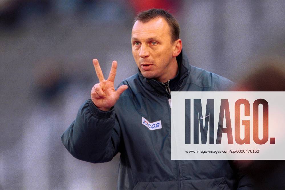 Co-Trainer Andreas Thom (Hertha) zeigt die restliche Spielzeit an ...