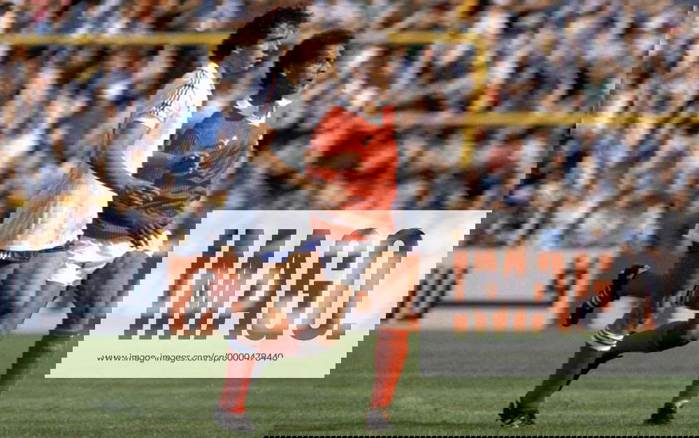 Michel Platini (Frankreich, li.) und Fathi Marzouq (Kuwait) Fußball WM ...